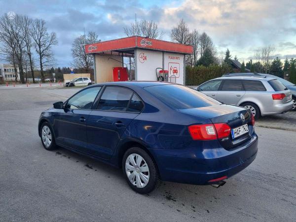 Zils Volkswagen Jetta 2011 Tauragė, ar dzinēja tilpumu 2.50 L un nobraukumu 150 tūkst. km par 2750 €, foto 4 vietnē AUTOMOTO.COM.LV