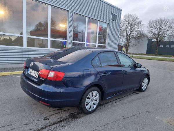 Zils Volkswagen Jetta 2011 Tauragė, ar dzinēja tilpumu 2.50 L un nobraukumu 150 tūkst. km par 2200 €, foto 5 vietnē AUTOMOTO.COM.LV