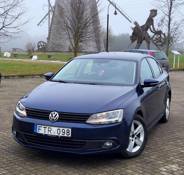 Blue Volkswagen Jetta 2012 in Siauliai, with an engine capacity of 1.60 L and mileage of 270 thousand km for 3950 €, photo 11 on AUTOMOTO.COM.LV