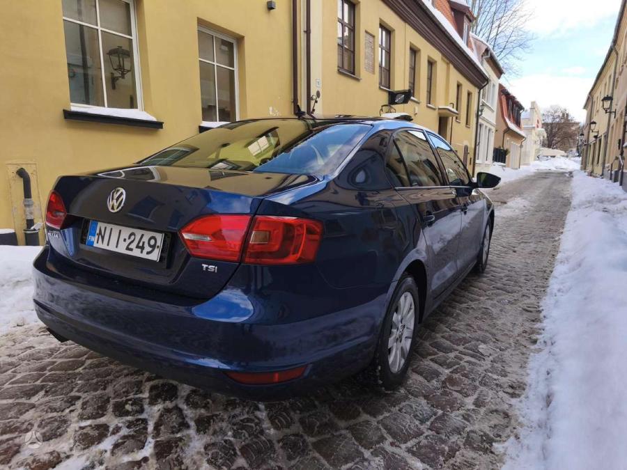 Blue Volkswagen Jetta 2012 in Klaipeda, with an engine capacity of 1.39 L and mileage of 229 thousand km for 4550 €, photo 5 on AUTOMOTO.COM.LV