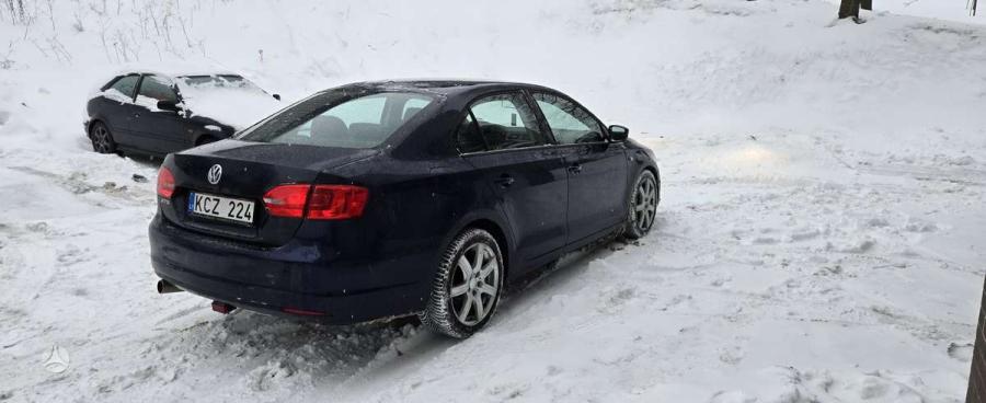 Zils Volkswagen Jetta 2012 Viļņa, ar dzinēja tilpumu 1.98 L un nobraukumu 165 tūkst. km par 2950 €, foto 4 vietnē AUTOMOTO.COM.LV