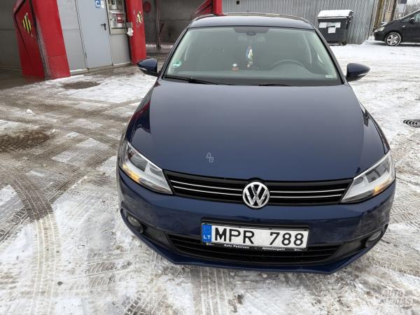 Blue Volkswagen Jetta 2012 in Pasvalys, with an engine capacity of 1.60 L and mileage of 291 thousand km for 5000 €, photo 3 on AUTOMOTO.COM.LV