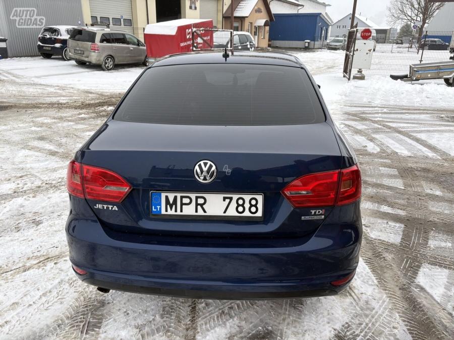 Blue Volkswagen Jetta 2012 in Pasvalys, with an engine capacity of 1.60 L and mileage of 291 thousand km for 5000 €, photo 8 on AUTOMOTO.COM.LV