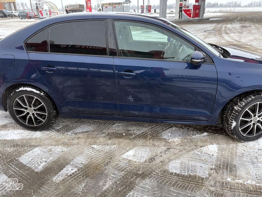 Blue Volkswagen Jetta 2012 in Pasvalys, with an engine capacity of 1.60 L and mileage of 291 thousand km for 5000 €, photo 9 on AUTOMOTO.COM.LV