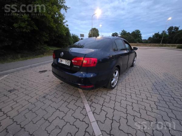 Blue Volkswagen Jetta 2012 in Saldus, with an engine capacity of 2.00 L and mileage of 342 thousand km for 3500 €, photo 2 on AUTOMOTO.COM.LV