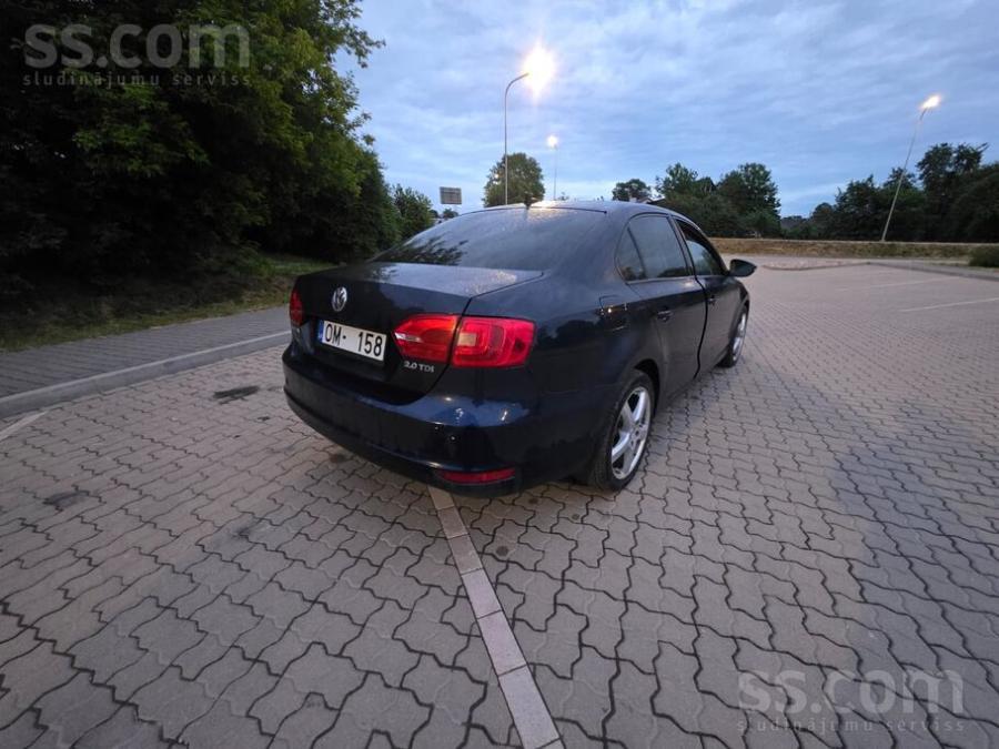 Blue Volkswagen Jetta 2012 in Saldus, with an engine capacity of 2.00 L and mileage of 342 thousand km for 3500 €, photo 3 on AUTOMOTO.COM.LV