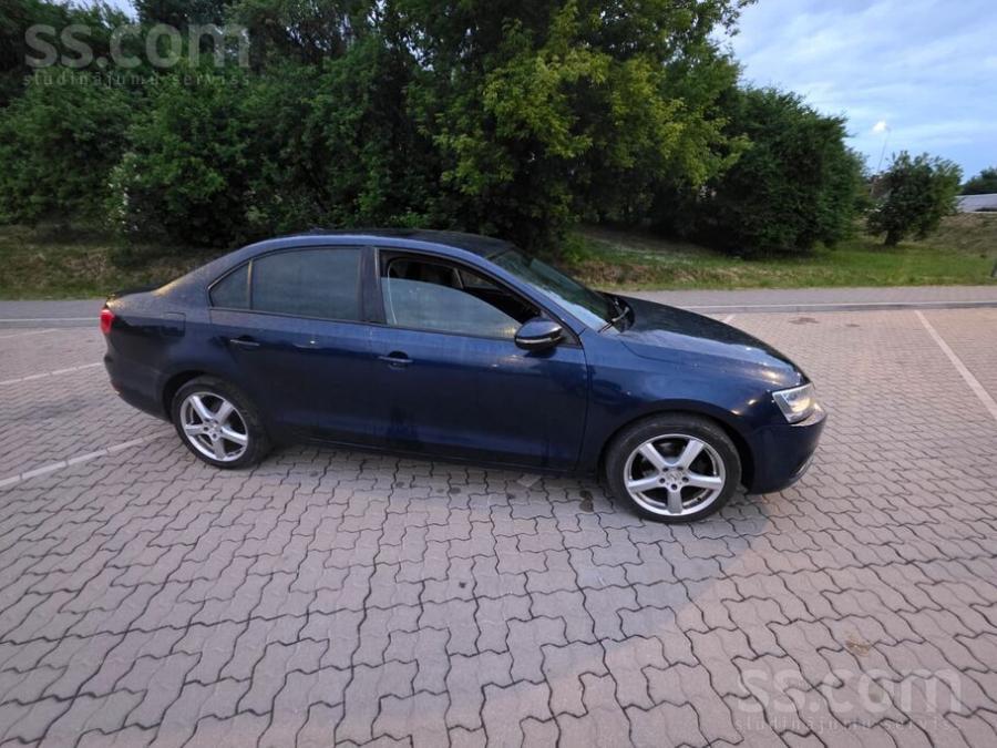 Blue Volkswagen Jetta 2012 in Saldus, with an engine capacity of 2.00 L and mileage of 342 thousand km for 3500 €, photo 4 on AUTOMOTO.COM.LV