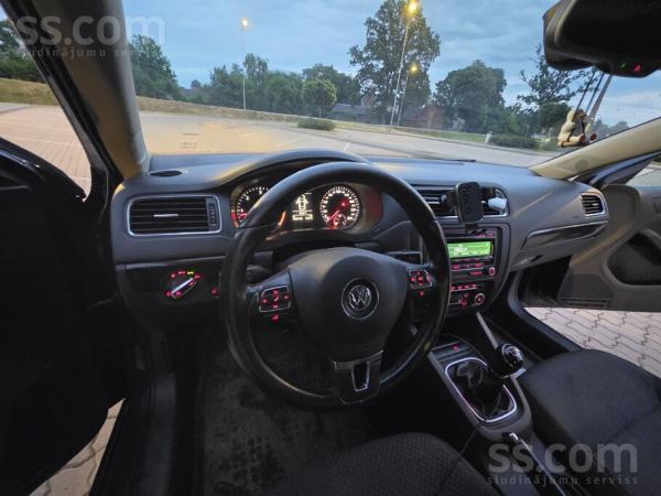 Blue Volkswagen Jetta 2012 in Saldus, with an engine capacity of 2.00 L and mileage of 342 thousand km for 3500 €, photo 6 on AUTOMOTO.COM.LV