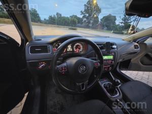Blue Volkswagen Jetta 2012 in Saldus, with an engine capacity of 2.00 L and mileage of 342 thousand km for 3500 €, photo 7 on AUTOMOTO.COM.LV