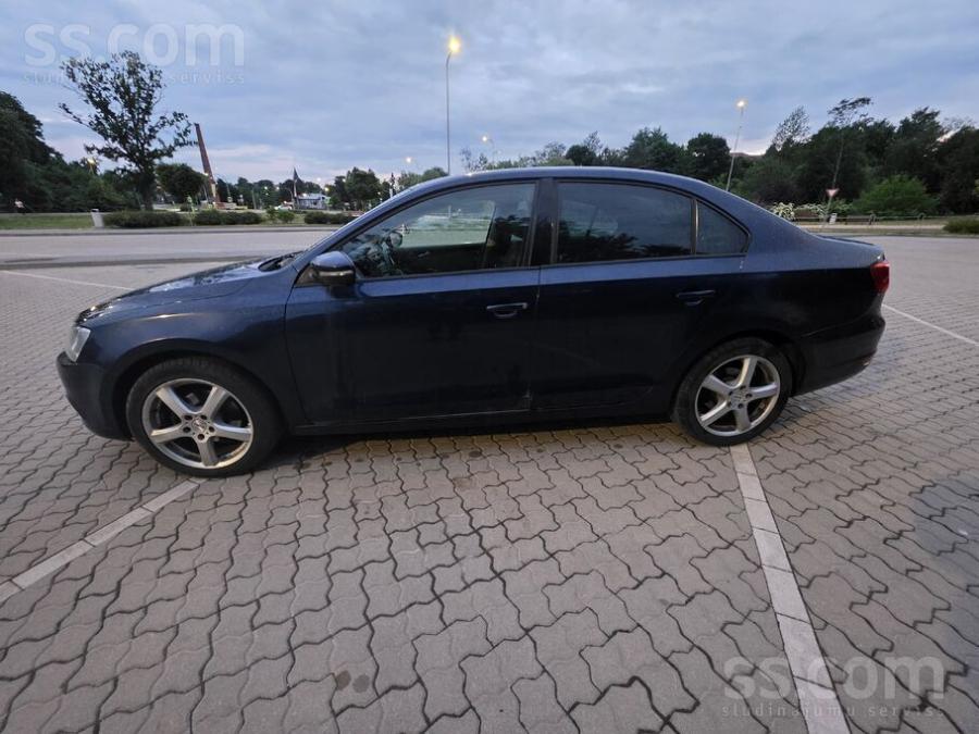 Blue Volkswagen Jetta 2012 in Saldus, with an engine capacity of 2.00 L and mileage of 342 thousand km for 3500 €, photo 8 on AUTOMOTO.COM.LV