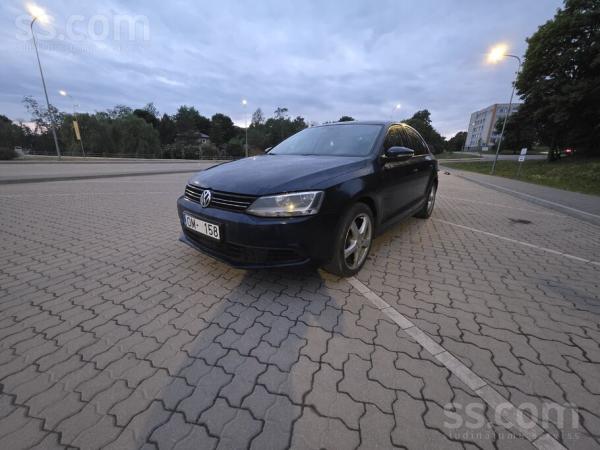 Blue Volkswagen Jetta 2012 in Saldus, with an engine capacity of 2.00 L and mileage of 342 thousand km for 3500 €, photo 8 on AUTOMOTO.COM.LV