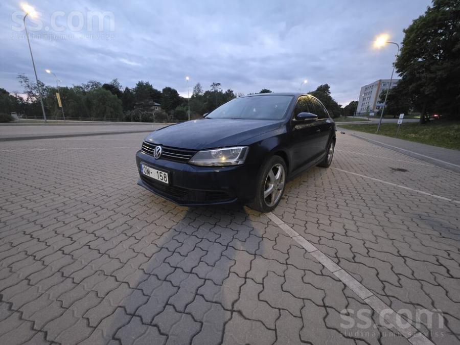 Blue Volkswagen Jetta 2012 in Saldus, with an engine capacity of 2.00 L and mileage of 342 thousand km for 3500 €, photo 9 on AUTOMOTO.COM.LV