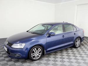 Blue Volkswagen Jetta 2012 in Tallinn, with an engine capacity of 1.40 L and mileage of 334 thousand km for 1499 €, photo 3 on AUTOMOTO.COM.LV