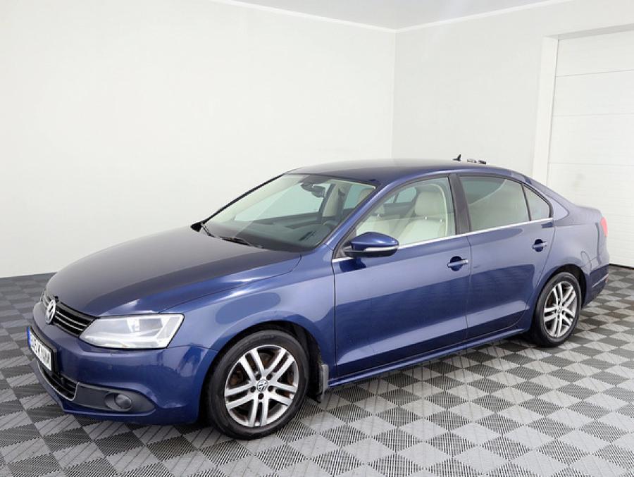 Blue Volkswagen Jetta 2012 in Tallinn, with an engine capacity of 1.40 L and mileage of 334 thousand km for 1499 €, photo 3 on AUTOMOTO.COM.LV