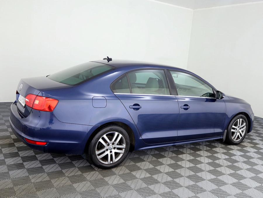 Blue Volkswagen Jetta 2012 in Tallinn, with an engine capacity of 1.40 L and mileage of 334 thousand km for 1499 €, photo 4 on AUTOMOTO.COM.LV