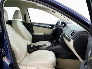 Blue Volkswagen Jetta 2012 in Tallinn, with an engine capacity of 1.40 L and mileage of 334 thousand km for 1499 €, photo 14 on AUTOMOTO.COM.LV