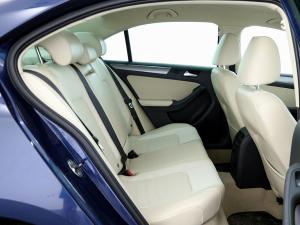Blue Volkswagen Jetta 2012 in Tallinn, with an engine capacity of 1.40 L and mileage of 334 thousand km for 1499 €, photo 15 on AUTOMOTO.COM.LV