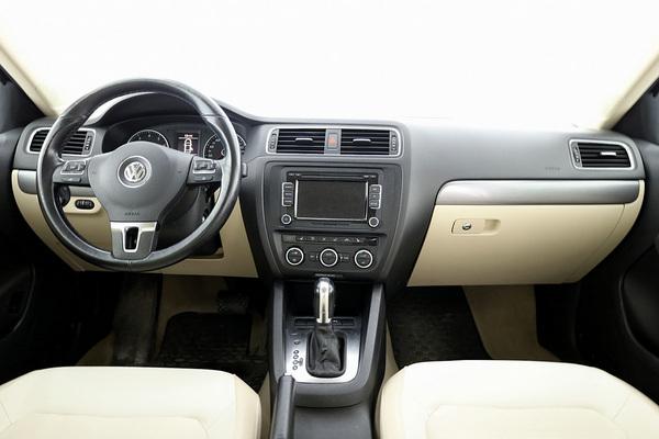 Blue Volkswagen Jetta 2012 in Tallinn, with an engine capacity of 1.40 L and mileage of 334 thousand km for 1499 €, photo 5 on AUTOMOTO.COM.LV