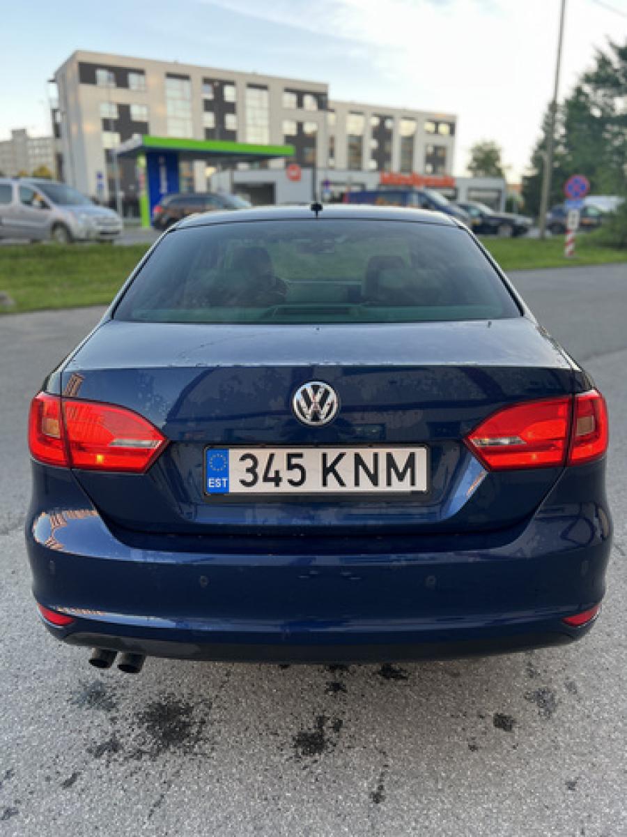 Blue Volkswagen Jetta 2012 in Tallinn, with an engine capacity of 1.40 L and mileage of 337 thousand km for 2300 €, photo 3 on AUTOMOTO.COM.LV