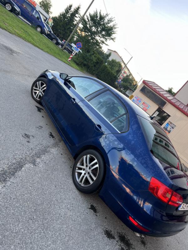 Zils Volkswagen Jetta 2012 Tallina, ar dzinēja tilpumu 1.40 L un nobraukumu 337 tūkst. km par 2300 €, foto 3 vietnē AUTOMOTO.COM.LV