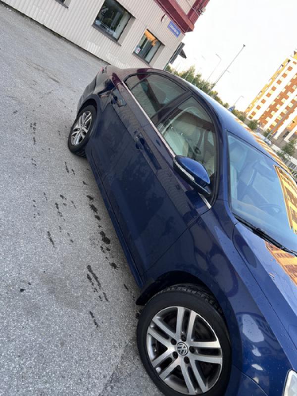 Zils Volkswagen Jetta 2012 Tallina, ar dzinēja tilpumu 1.40 L un nobraukumu 337 tūkst. km par 2300 €, foto 4 vietnē AUTOMOTO.COM.LV