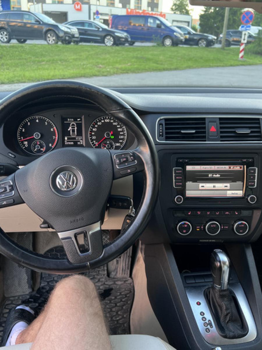 Blue Volkswagen Jetta 2012 in Tallinn, with an engine capacity of 1.40 L and mileage of 337 thousand km for 2300 €, photo 8 on AUTOMOTO.COM.LV