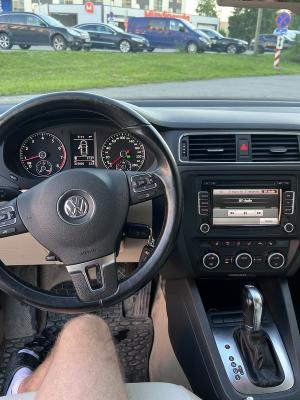 Blue Volkswagen Jetta 2012 in Tallinn, with an engine capacity of 1.40 L and mileage of 337 thousand km for 2300 €, photo 18 on AUTOMOTO.COM.LV