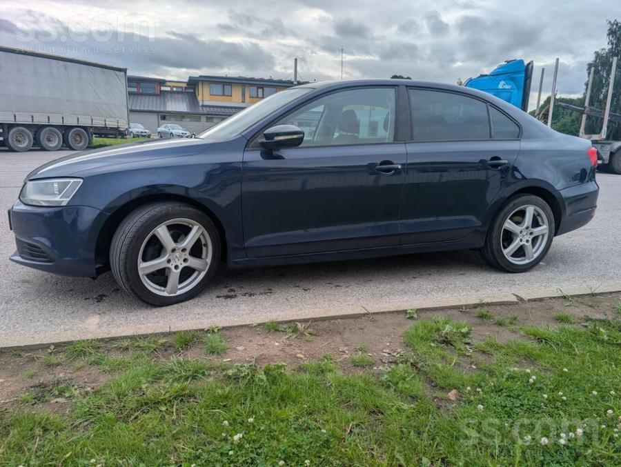 Zils Volkswagen Jetta 2012 Saldus, ar dzinēja tilpumu 2.00 L un nobraukumu 344 tūkst. km par 3550 €, foto 3 vietnē AUTOMOTO.COM.LV