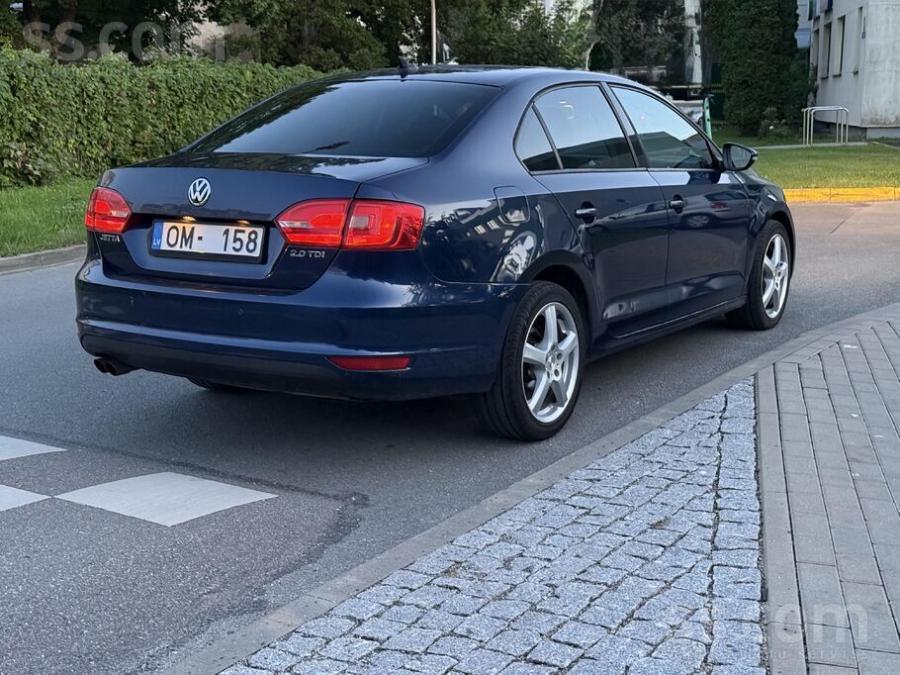 Zils Volkswagen Jetta 2012 Rīga, ar dzinēja tilpumu 2.00 L un nobraukumu 345 tūkst. km par 3350 €, foto 4 vietnē AUTOMOTO.COM.LV