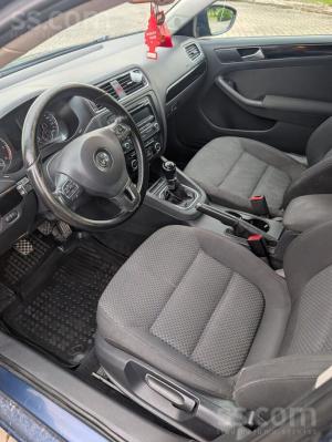 Zils Volkswagen Jetta 2012 Rīga, ar dzinēja tilpumu 2.00 L un nobraukumu 345 tūkst. km par 3350 €, foto 5 vietnē AUTOMOTO.COM.LV