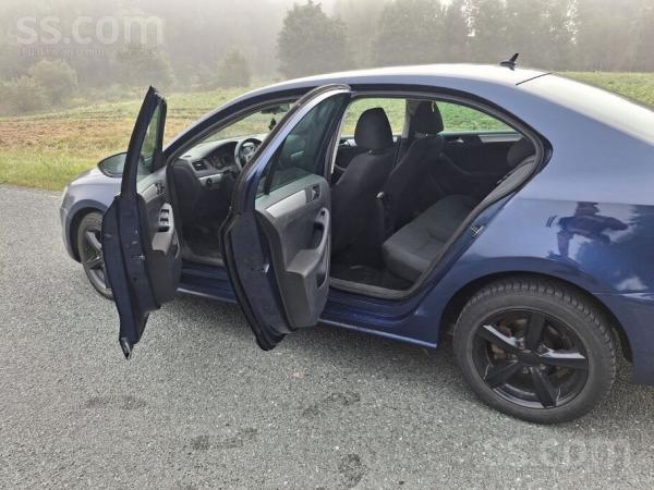 Zils Volkswagen Jetta 2012 Valmiera, ar dzinēja tilpumu 1.40 L un nobraukumu 260 tūkst. km par 3700 €, foto 9 vietnē AUTOMOTO.COM.LV