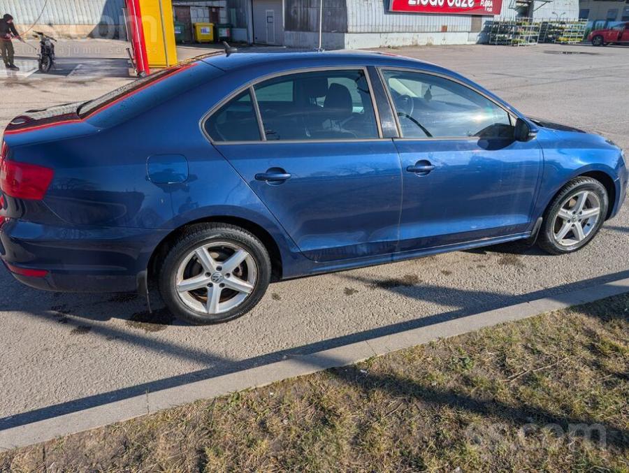 Zils Volkswagen Jetta 2013 Rīga, ar dzinēja tilpumu 1.40 L un nobraukumu 219 tūkst. km par 3700 €, foto 3 vietnē AUTOMOTO.COM.LV
