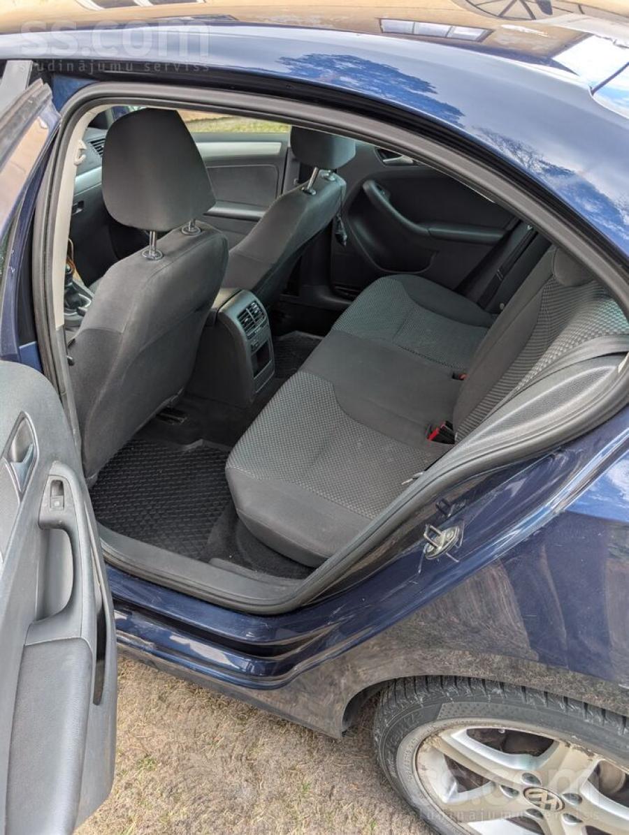 Zils Volkswagen Jetta 2013 Rīga, ar dzinēja tilpumu 1.40 L un nobraukumu 219 tūkst. km par 3700 €, foto 12 vietnē AUTOMOTO.COM.LV