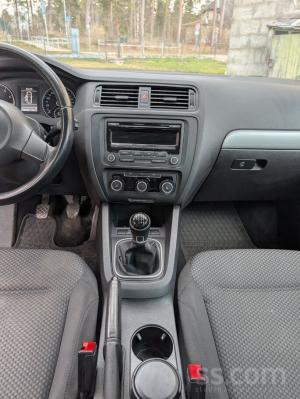 Zils Volkswagen Jetta 2013 Rīga, ar dzinēja tilpumu 1.40 L un nobraukumu 219 tūkst. km par 3700 €, foto 16 vietnē AUTOMOTO.COM.LV
