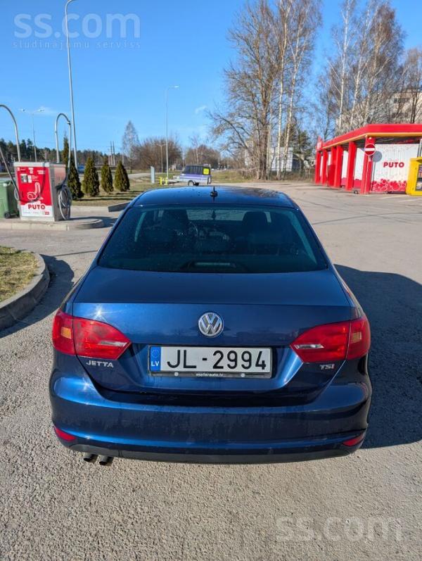 Синий Фольксваген Джетта 2013 в Рига, объемом двигателя 1.40 л и пробегом 219 тыс. км за 3500 €, фото 3 на AUTOMOTO.COM.LV