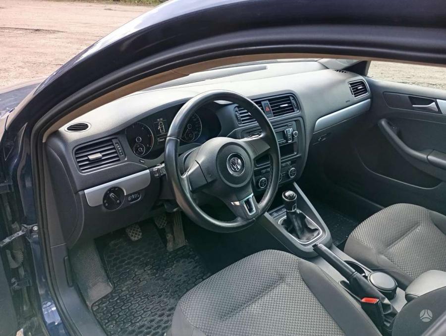 Zils Volkswagen Jetta 2013 Ukmergė, ar dzinēja tilpumu 1.60 L un nobraukumu 170 tūkst. km par 2000 €, foto 9 vietnē AUTOMOTO.COM.LV