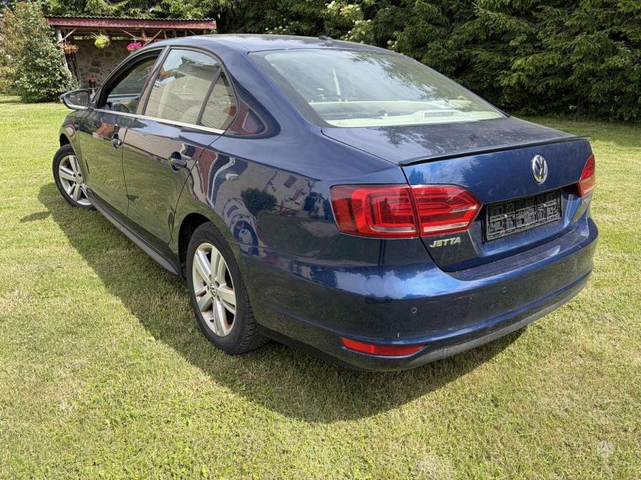 Blue Volkswagen Jetta 2013 in Marijampole, with an engine capacity of 1.40 L and mileage of 21 thousand km for 3650 €, photo 1 on AUTOMOTO.COM.LV