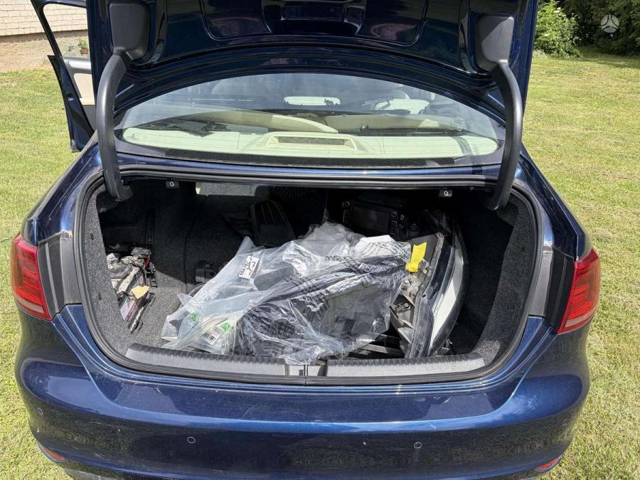 Blue Volkswagen Jetta 2013 in Marijampole, with an engine capacity of 1.40 L and mileage of 21 thousand km for 3650 €, photo 6 on AUTOMOTO.COM.LV