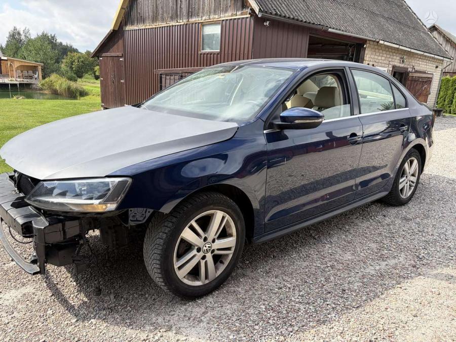 Blue Volkswagen Jetta 2013 in Marijampole, with an engine capacity of 1.40 L and mileage of 200 thousand km for 3800 €, photo 5 on AUTOMOTO.COM.LV