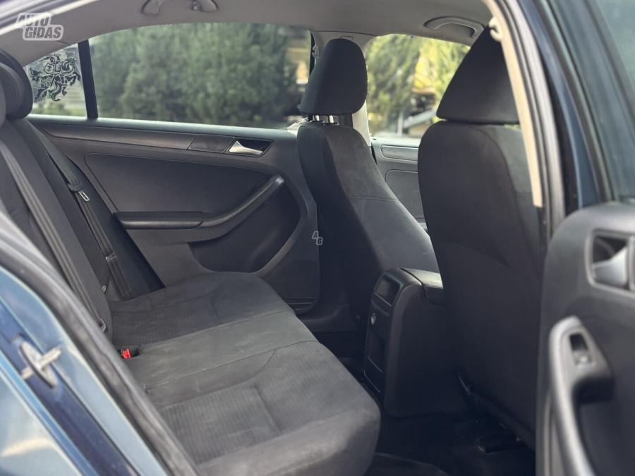 Blue Volkswagen Jetta 2015 in Kaunas, with an engine capacity of 2.00 L and mileage of 340 thousand km for 3800 €, photo 18 on AUTOMOTO.COM.LV