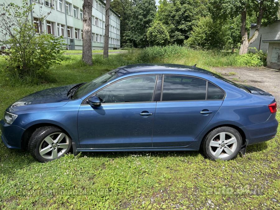 Zils Volkswagen Jetta 2015 Rapla, ar dzinēja tilpumu 1.40 L un nobraukumu 113 tūkst. km par 7690 €, foto 3 vietnē AUTOMOTO.COM.LV