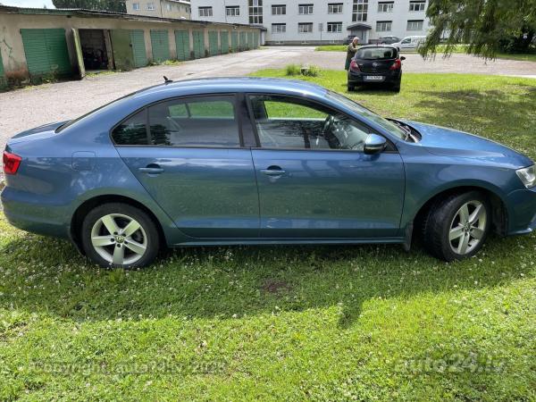 Zils Volkswagen Jetta 2015 Rapla, ar dzinēja tilpumu 1.40 L un nobraukumu 113 tūkst. km par 7690 €, foto 4 vietnē AUTOMOTO.COM.LV