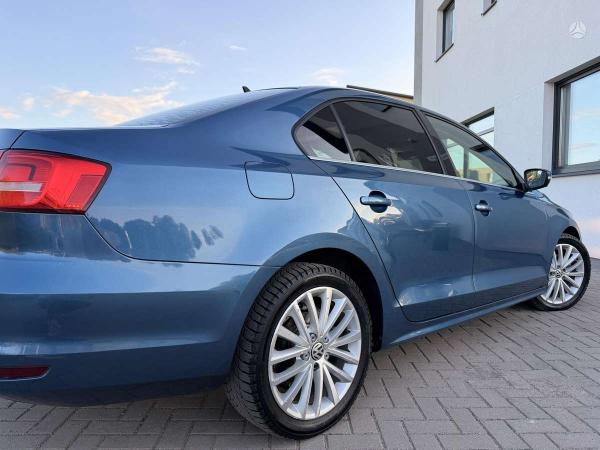 Zils Volkswagen Jetta 2015 Viļņa, ar dzinēja tilpumu 1.80 L un nobraukumu 135 tūkst. km par 6000 €, foto 10 vietnē AUTOMOTO.COM.LV