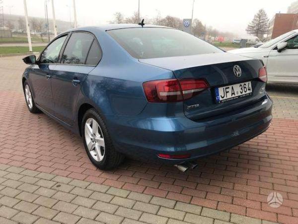 Blue Volkswagen Jetta 2016 in Vilnius, with an engine capacity of 1.40 L and mileage of 202 thousand km for 7700 €, photo 4 on AUTOMOTO.COM.LV