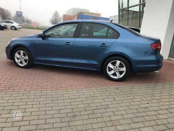 Blue Volkswagen Jetta 2016 in Vilnius, with an engine capacity of 1.40 L and mileage of 202 thousand km for 7700 €, photo 6 on AUTOMOTO.COM.LV
