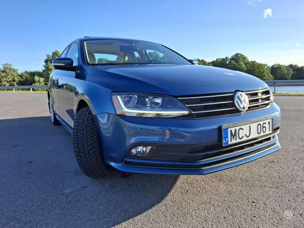 Blue Volkswagen Jetta 2017 in Skuodas, with an engine capacity of 1.80 L and mileage of 81 thousand km for 10450 €, photo 5 on AUTOMOTO.COM.LV