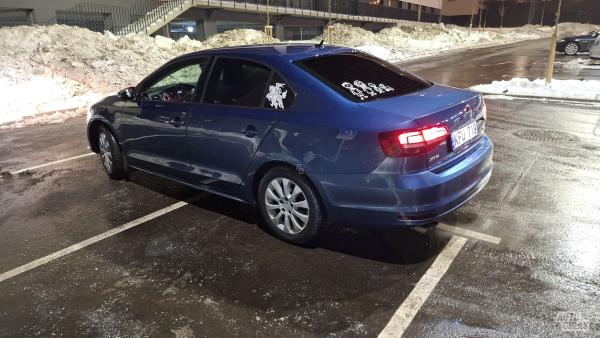 Blue Volkswagen Jetta 2018 in Vilnius, with an engine capacity of 1.40 L and mileage of 154 thousand km for 7800 €, photo 1 on AUTOMOTO.COM.LV