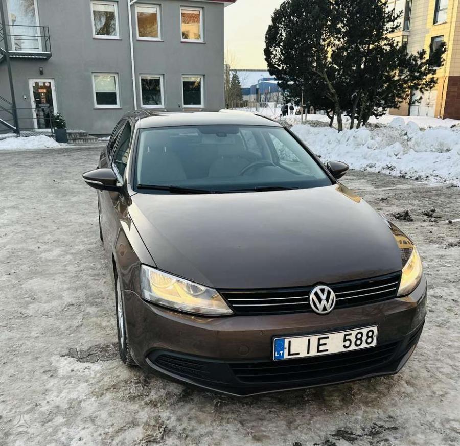 Brown Volkswagen Jetta 2011 in Klaipeda, with an engine capacity of 1.60 L and mileage of 229 thousand km for 4100 €, photo 2 on AUTOMOTO.COM.LV