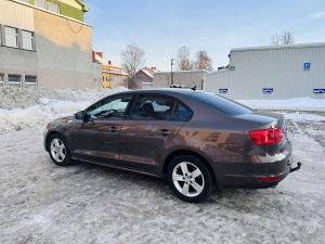 Brown Volkswagen Jetta 2011 in Klaipeda, with an engine capacity of 1.60 L and mileage of 229 thousand km for 4100 €, photo 9 on AUTOMOTO.COM.LV