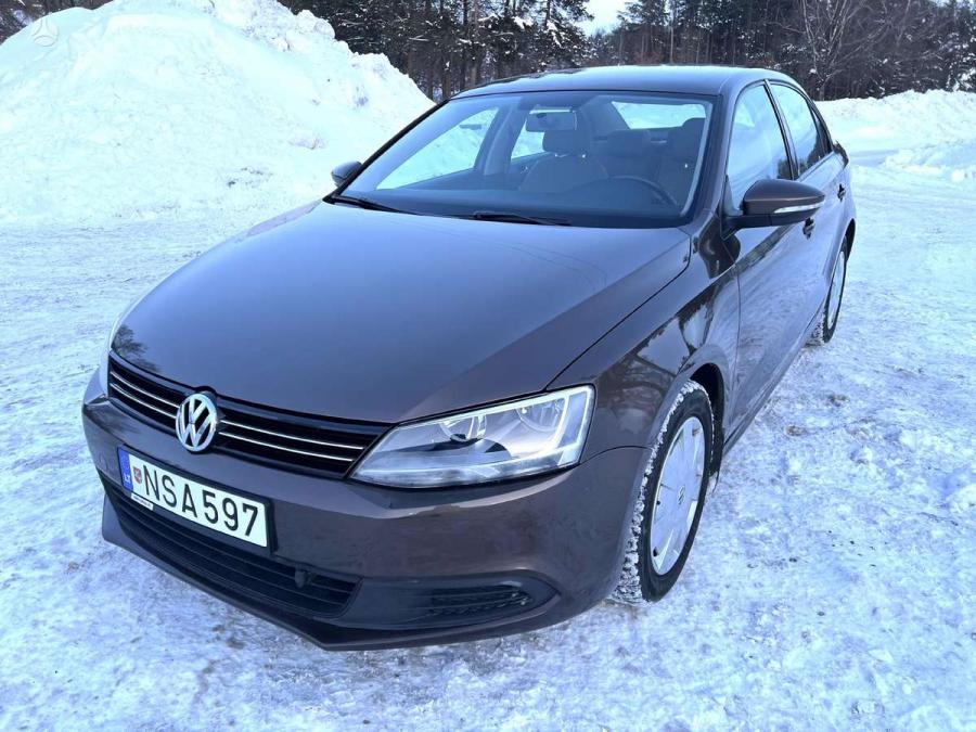 Brown Volkswagen Jetta 2011 in Radviliskis, with an engine capacity of 1.60 L and mileage of 258 thousand km for 4450 €, photo 2 on AUTOMOTO.COM.LV